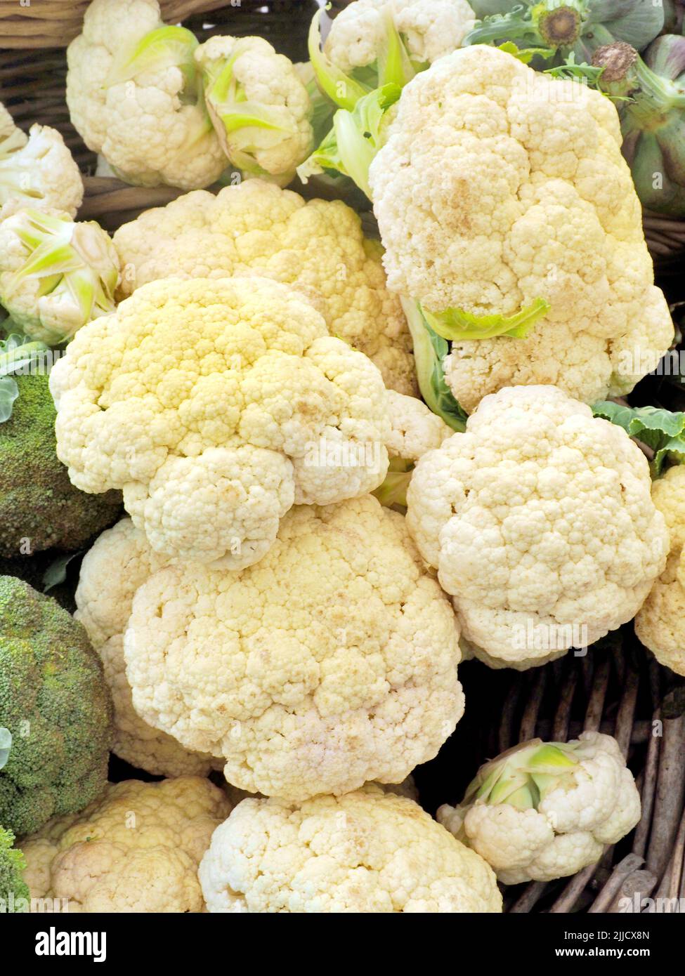 Fresh organic cauliflower in stall at Eugene Saturday Market Stock ...