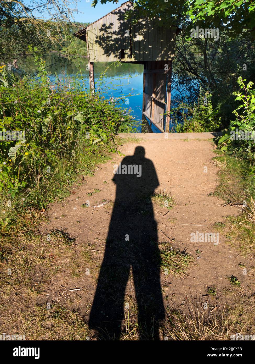 Here we see an abandoned boathouse by Radley Lakes - Thrupp Lake to be ...