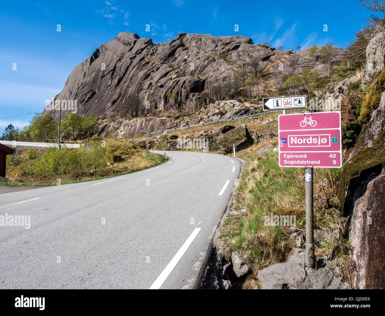 North sea cycle path (Nordsjövegen) at the Jossingfjord, signpost to ...