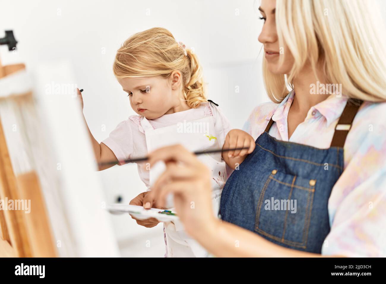 Mother and daughter concentrate drawing at art studio Stock Photo - Alamy