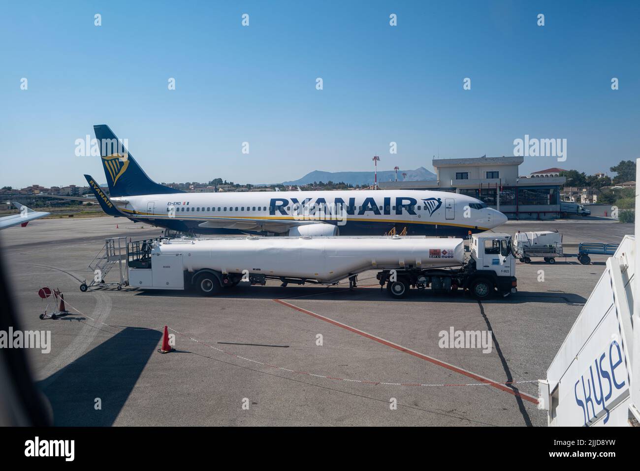 Aircraft refueling airport hi-res stock photography and images - Alamy