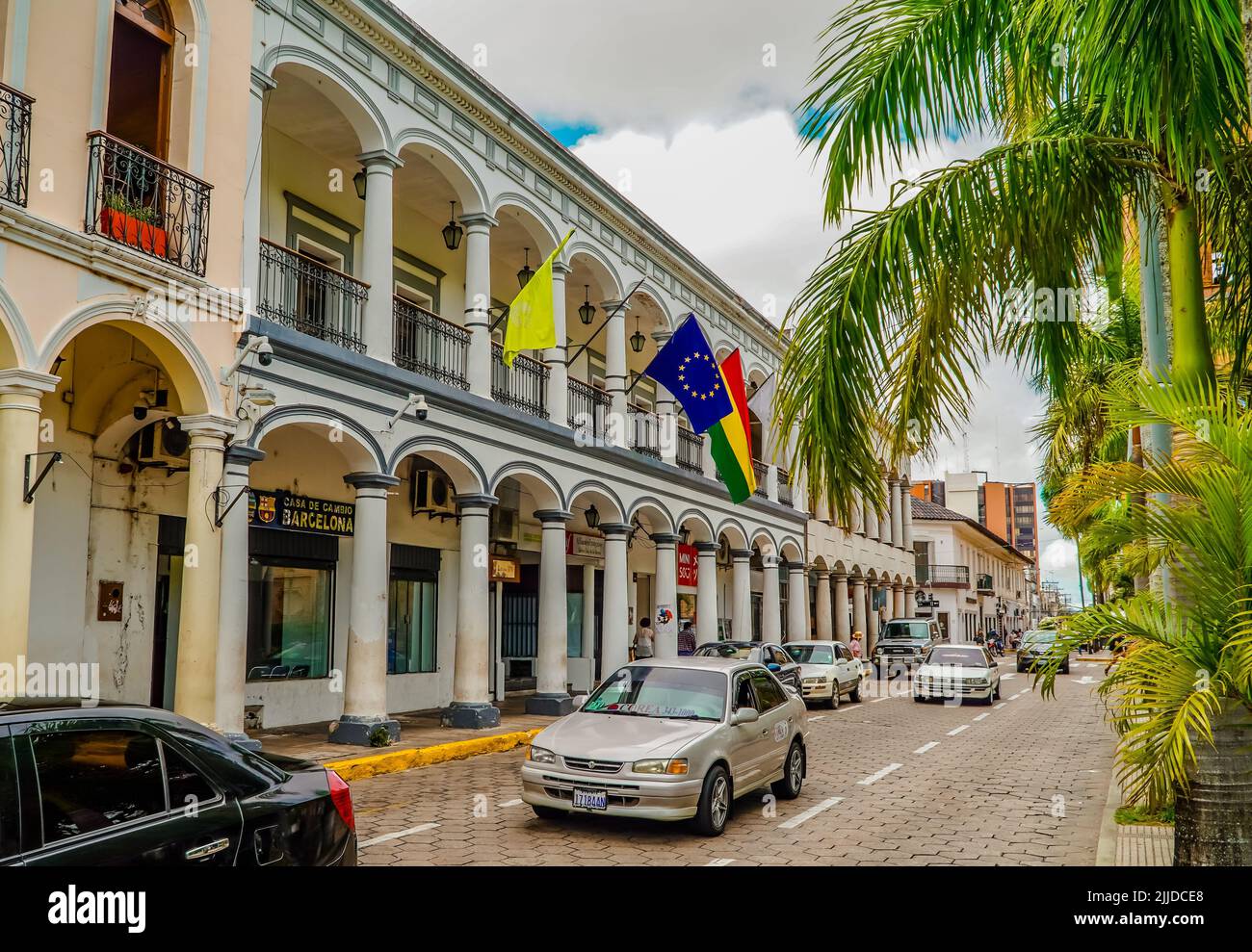 A car parked and colonial architecture in downtown Santa Cruz de la ...