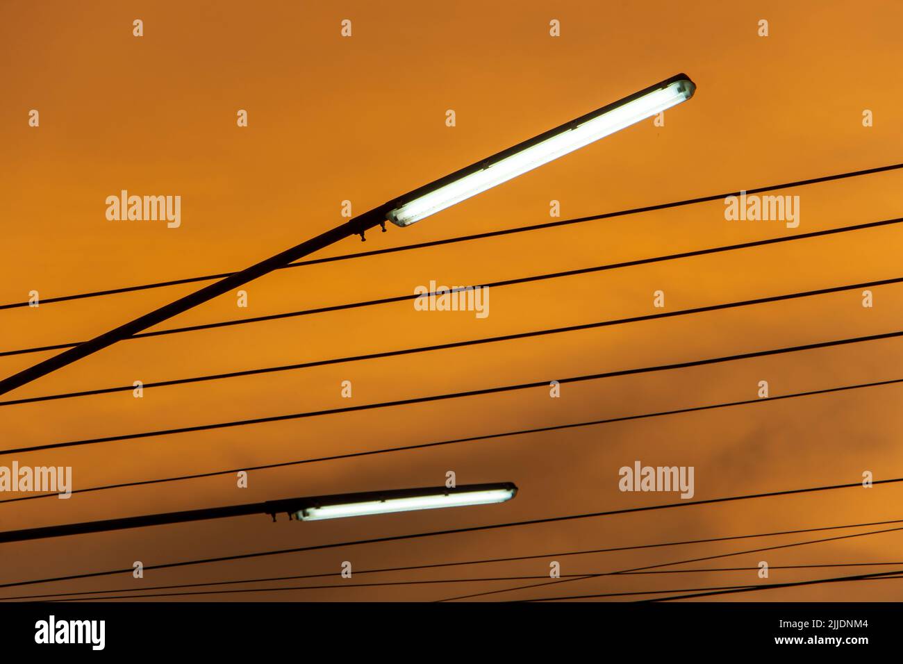 Orange glow street light hi-res stock photography and images - Alamy