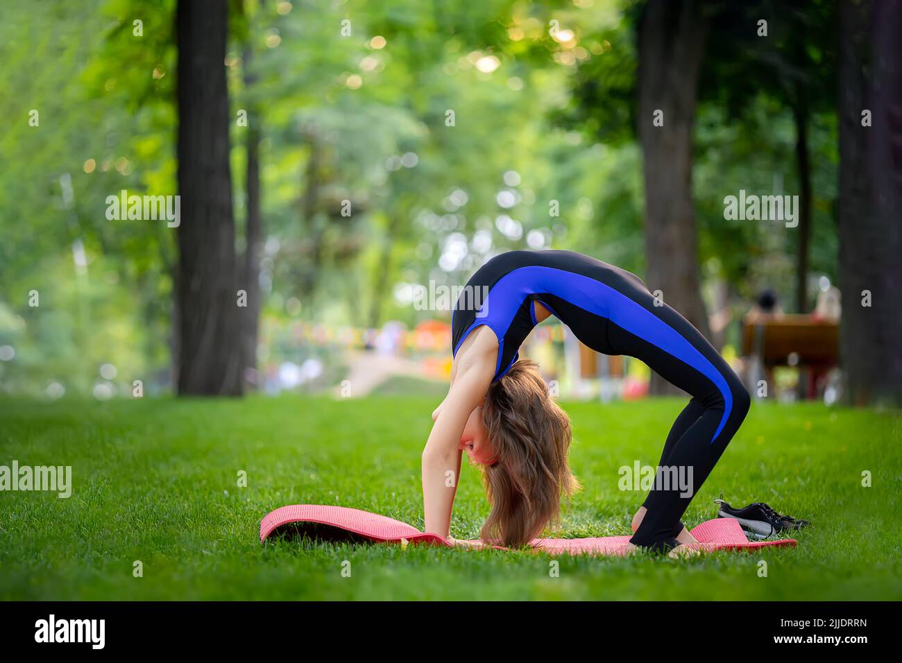 Girl doing backbend hi-res stock photography and images - Alamy