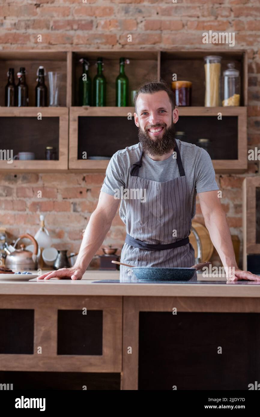 culinary course cooking training class man kitchen Stock Photo - Alamy
