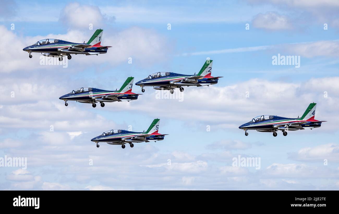 5 Aermacchi MB-339 military jet trainer of the Italian Air Force Frecce ...