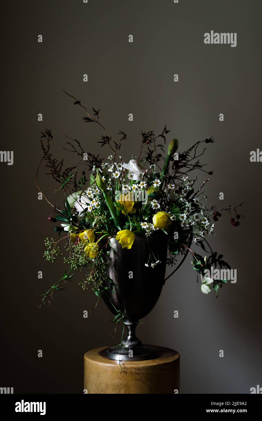 Mixed bouquet dark background hi-res stock photography and images - Alamy