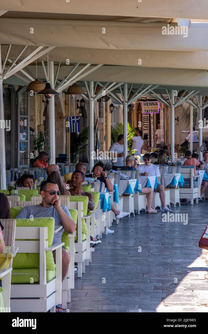 Waterfront shaded tables chairs hi-res stock photography and images - Alamy