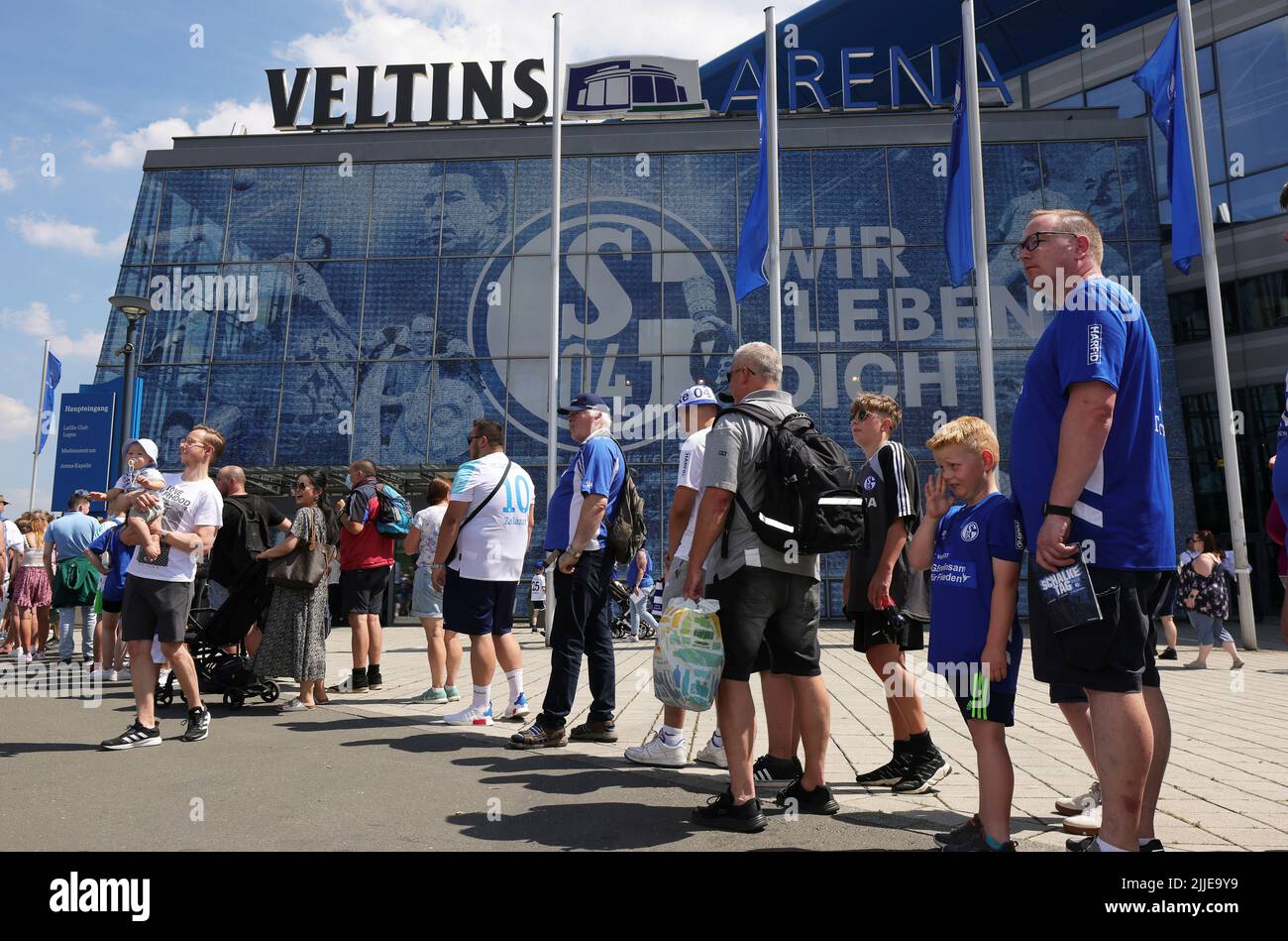 Autograph booth hi-res stock photography and images - Alamy