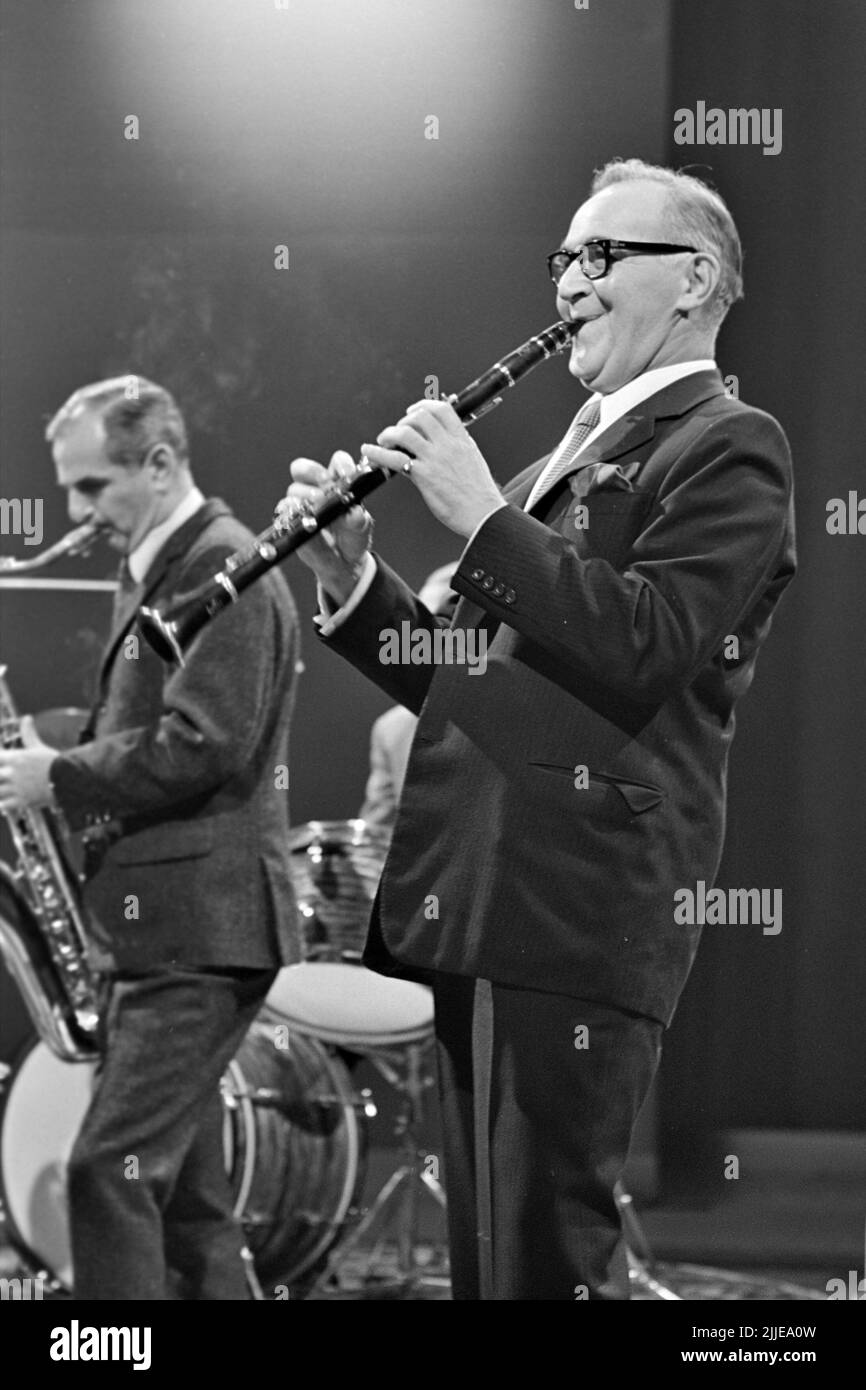 BENNY GOODMAN (19-09-1986) American jazz musician and bandleader in ...