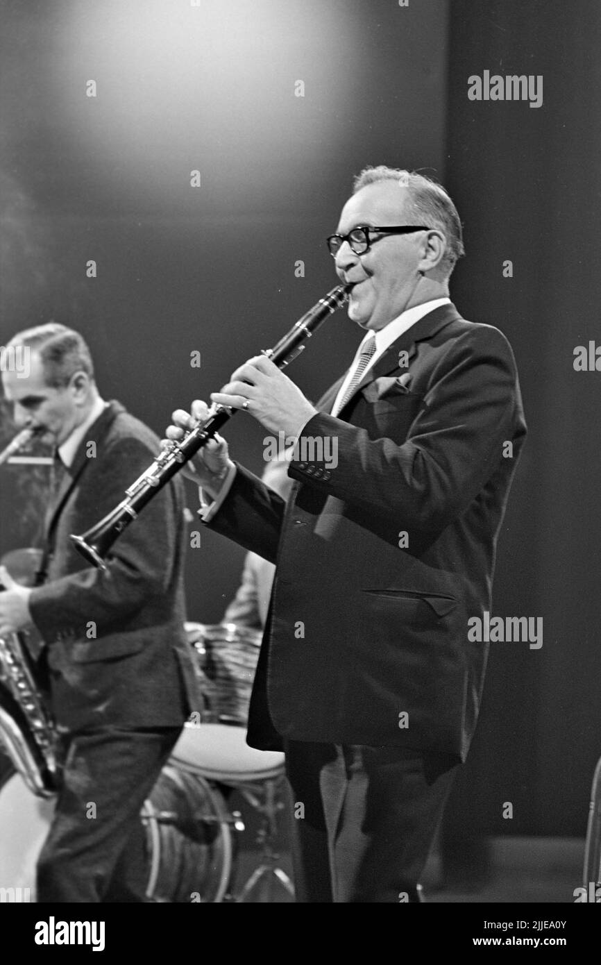 BENNY GOODMAN (19-09-1986) American jazz musician and bandleader in ...