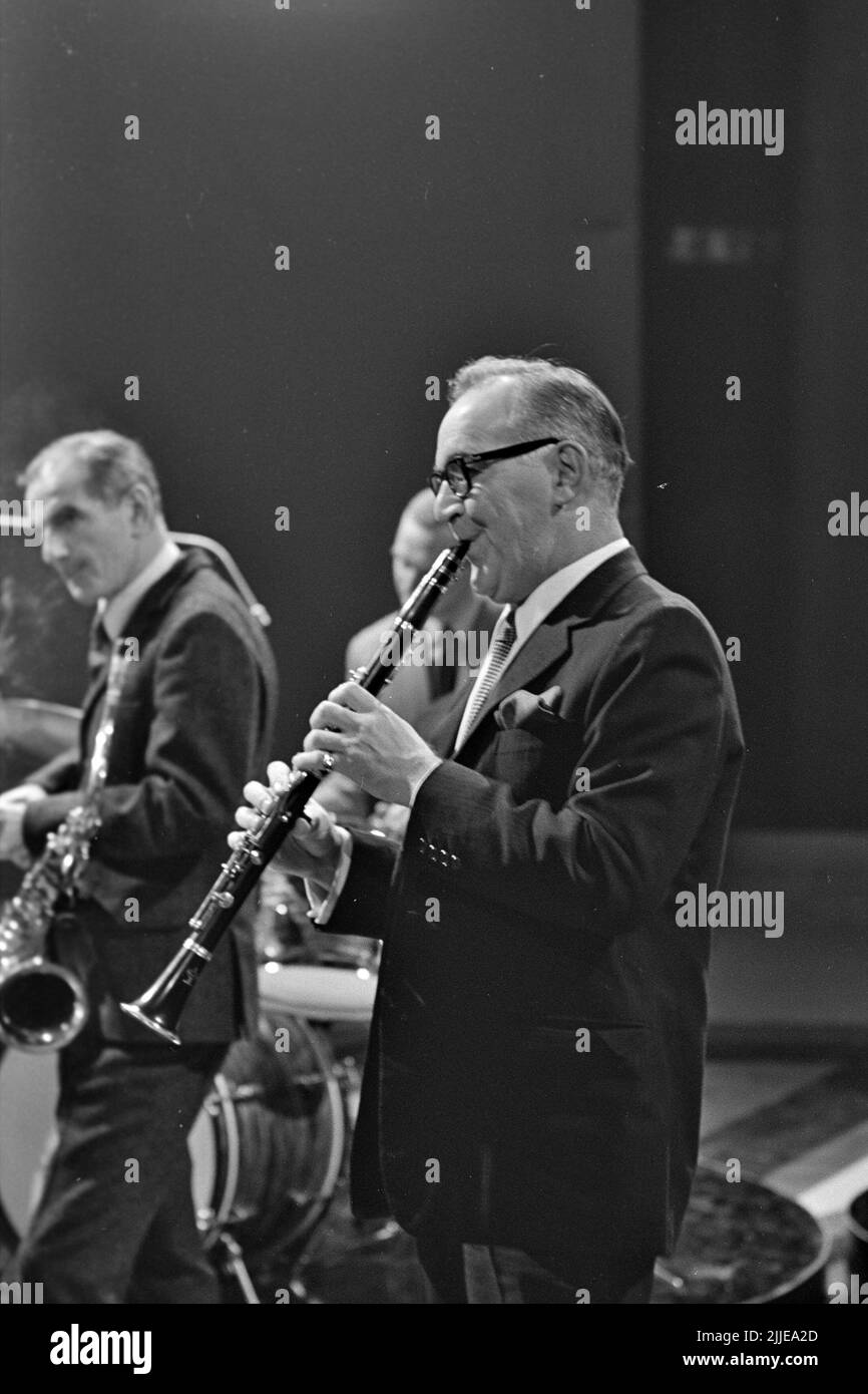 BENNY GOODMAN (19-09-1986) American jazz musician and bandleader in ...
