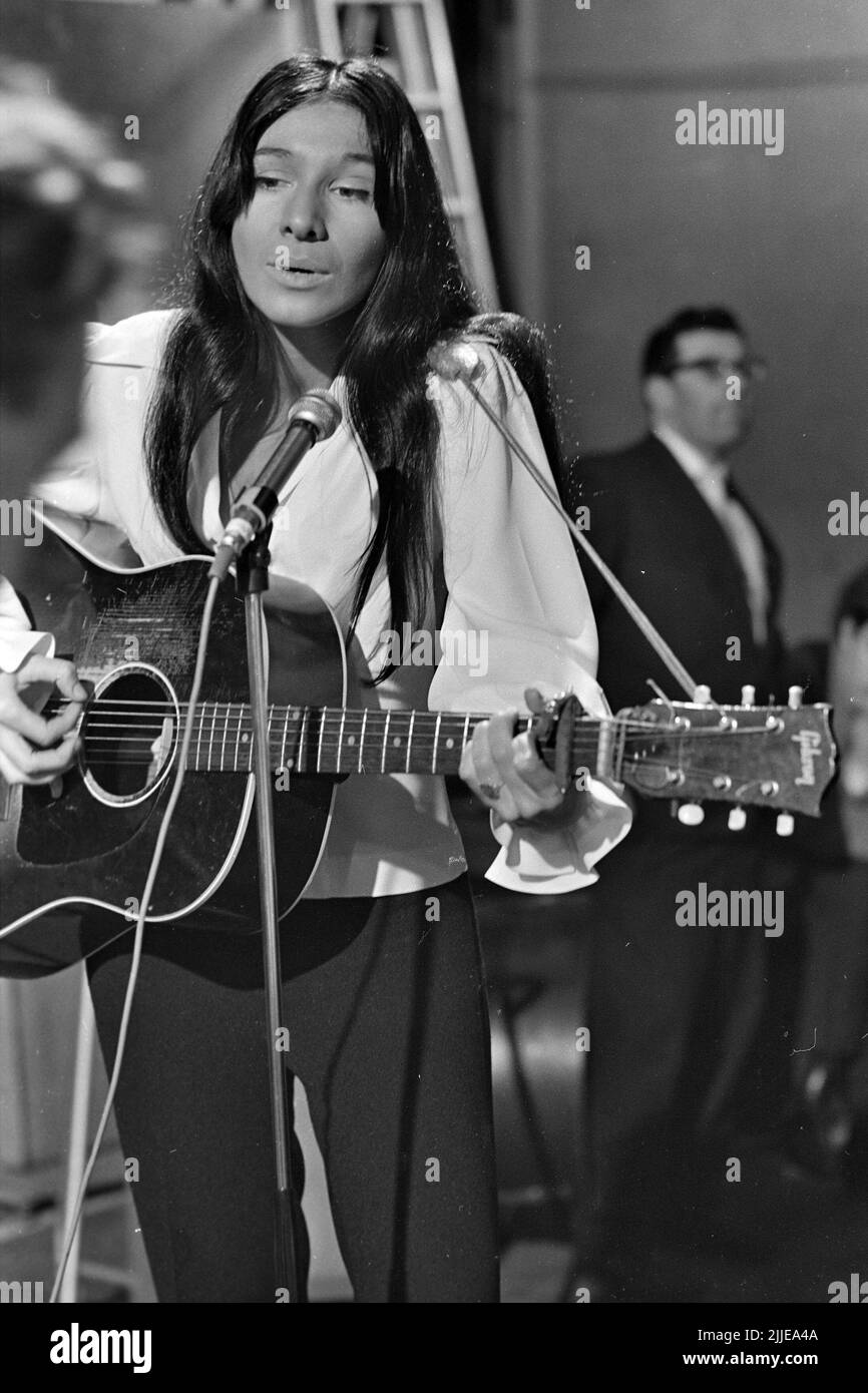 BUFFY SAINTE-MARIE Canadian singer in July 1965. Photo: Tony Gale Stock ...