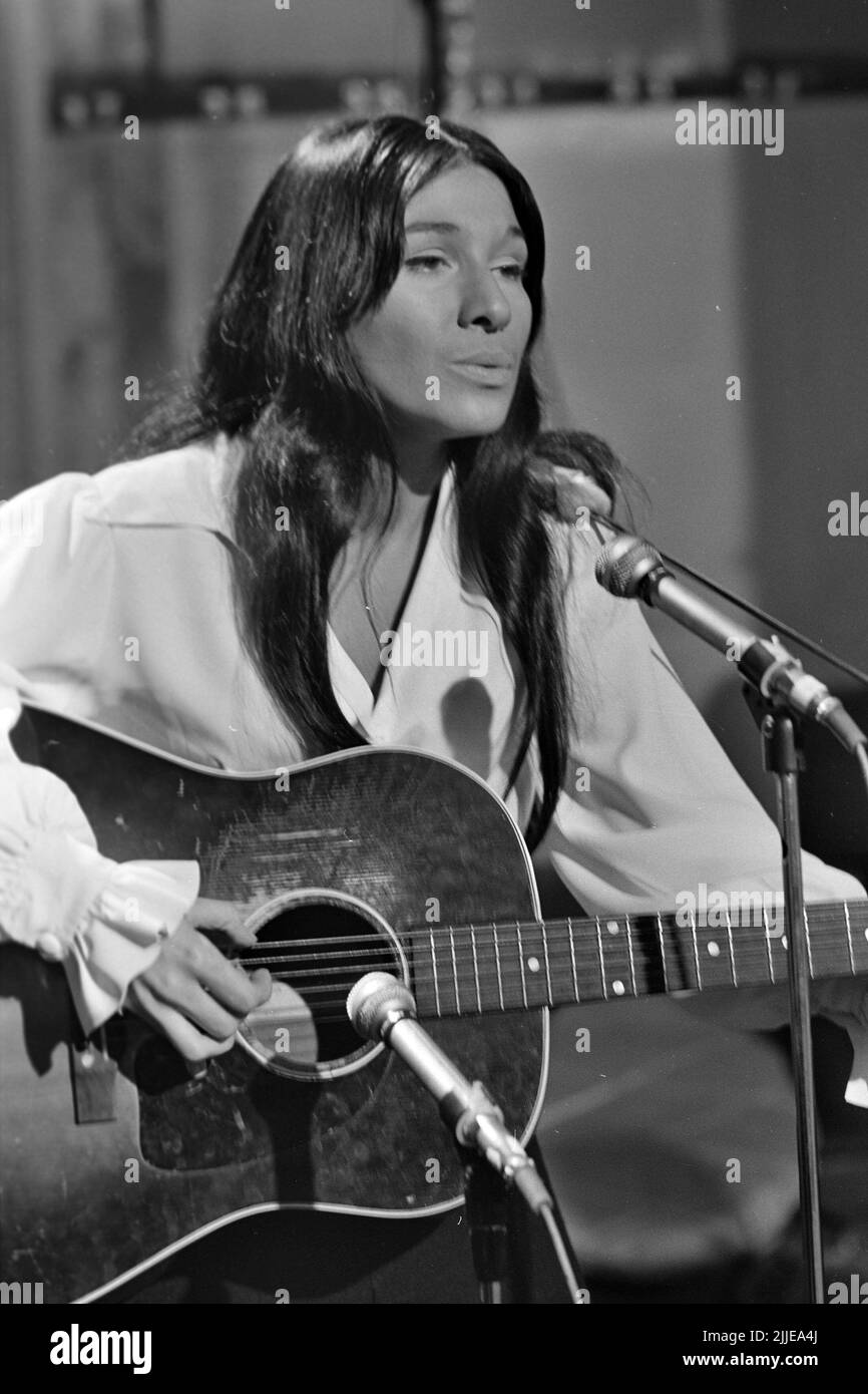BUFFY SAINTE-MARIE Canadian singer in July 1965. Photo: Tony Gale Stock ...