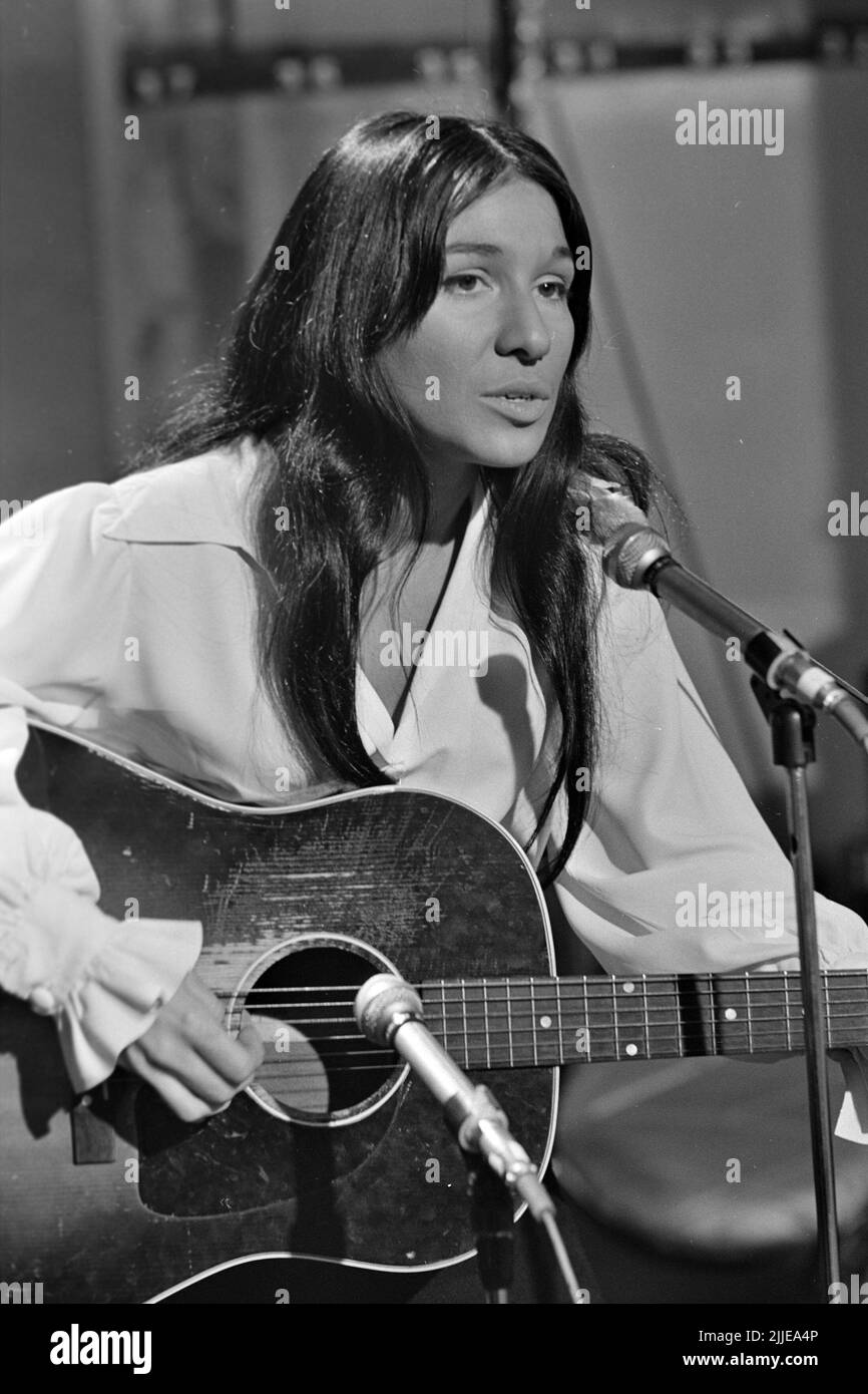BUFFY SAINTE-MARIE Canadian singer in July 1965. Photo: Tony Gale Stock ...