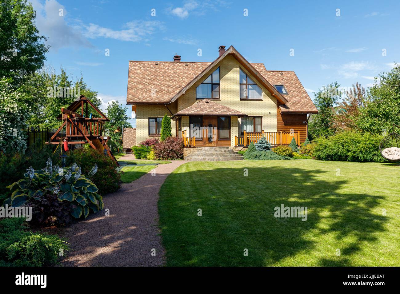 Photo of a chic country house on a sunny day Stock Photo - Alamy