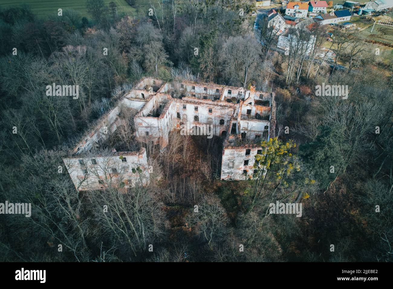 Half demolished building hi-res stock photography and images - Alamy