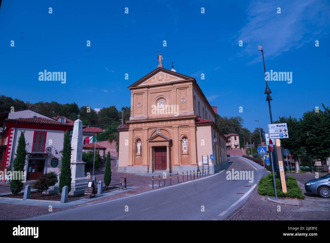 La piccola cittadina di Monteu Roero con i suoi vigneti e le sue ...