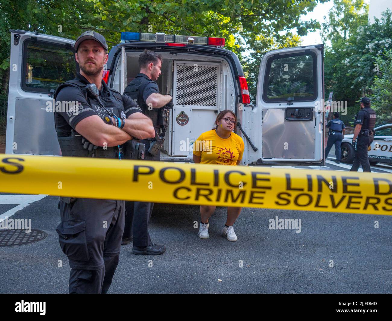 Ice contracts hi-res stock photography and images - Alamy