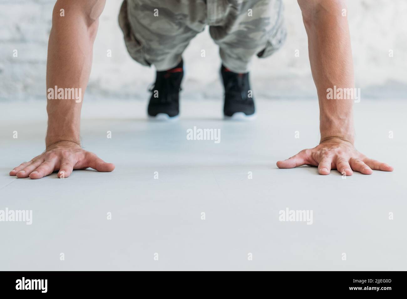 workout exercise man push ups athletic lifestyle Stock Photo - Alamy