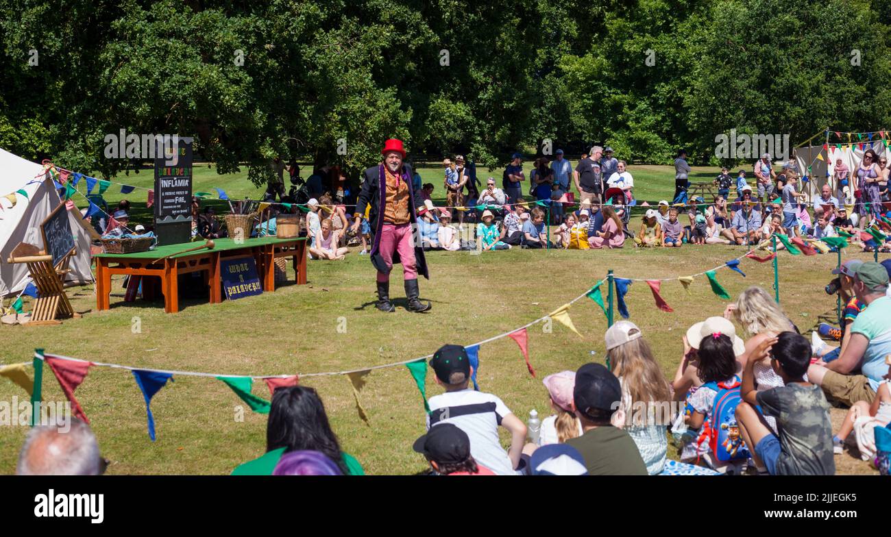Audience looking artist performance hi-res stock photography and images ...