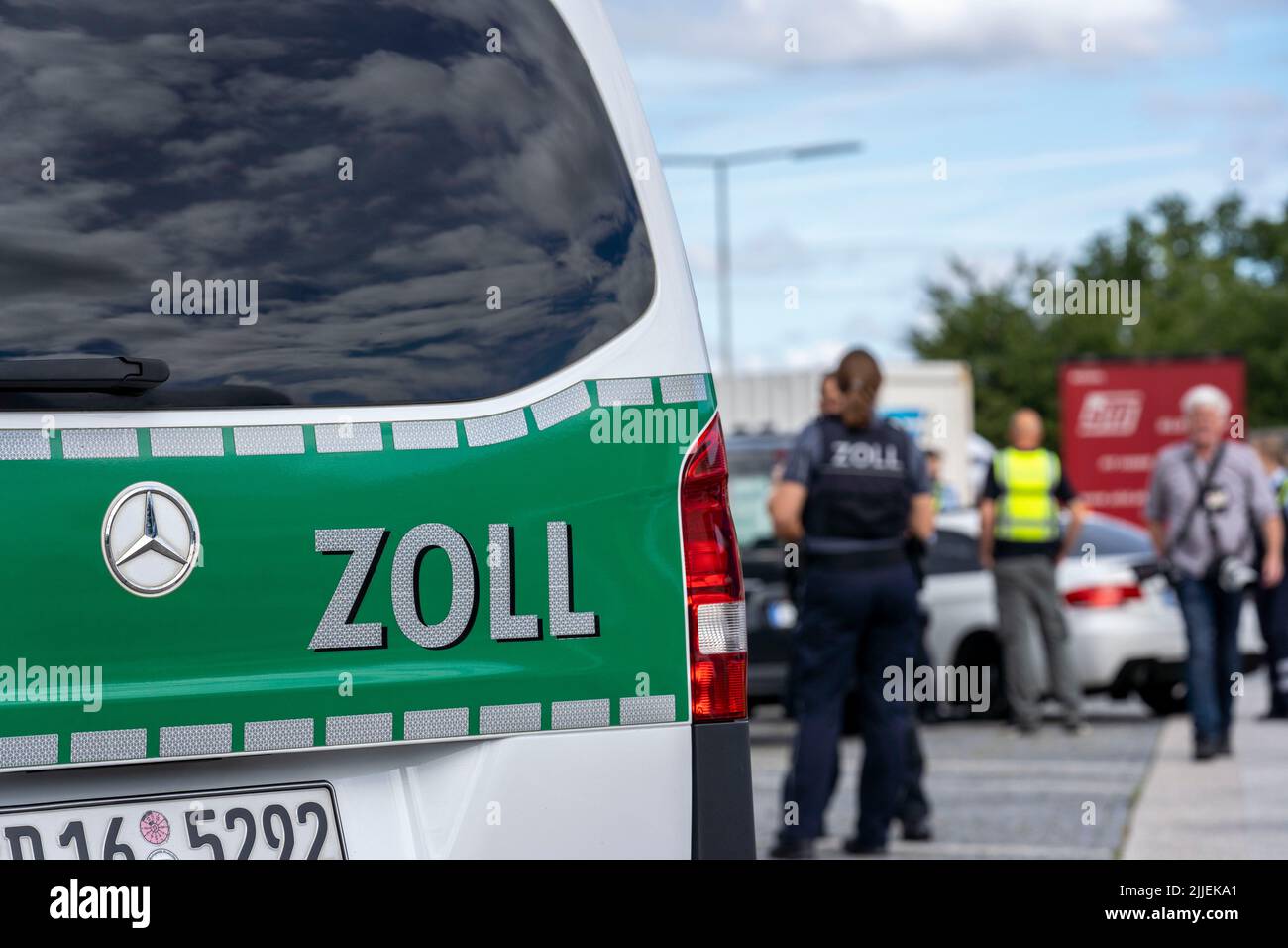 Road camper van police officers hi-res stock photography and images - Alamy