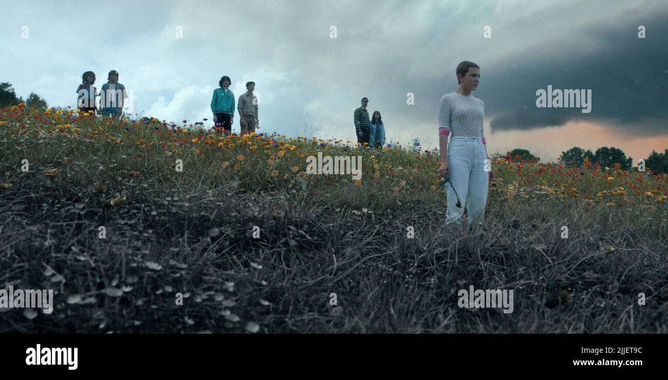 STRANGER THINGS, from left: Natalia Dyer, Charlie Heaton, Finn Wolfhard ...