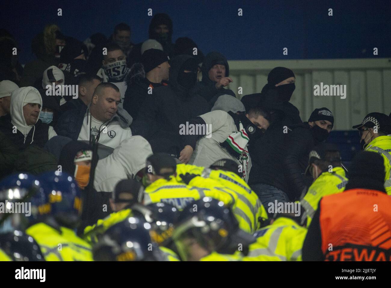 Legia Warsaw away fans clash with police during their teams 3-1 defeat ...