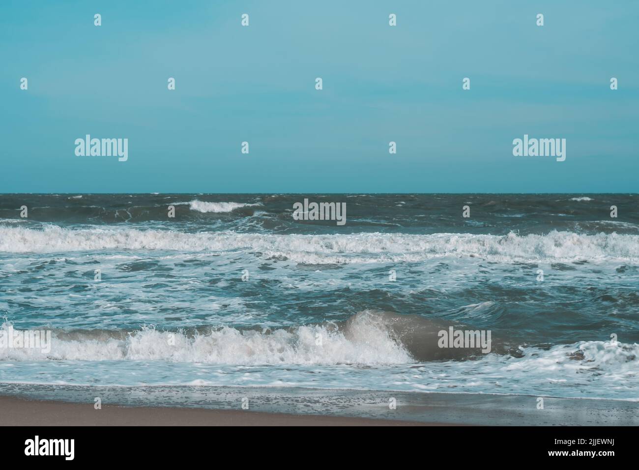 Ocean storm waves dramatically crashing splashing. Sky horizon line ...