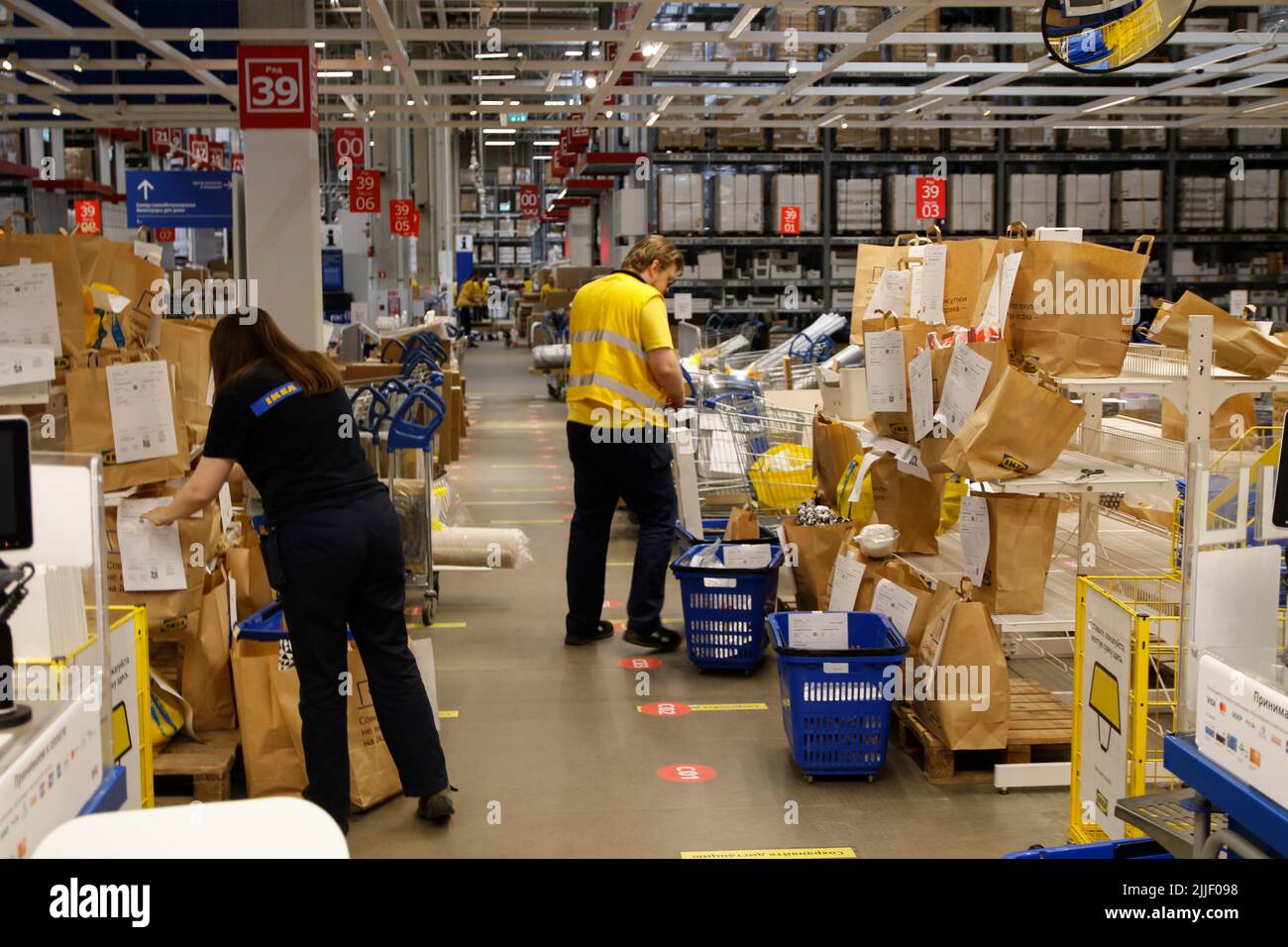 Employees closing store hi-res stock photography and images - Alamy
