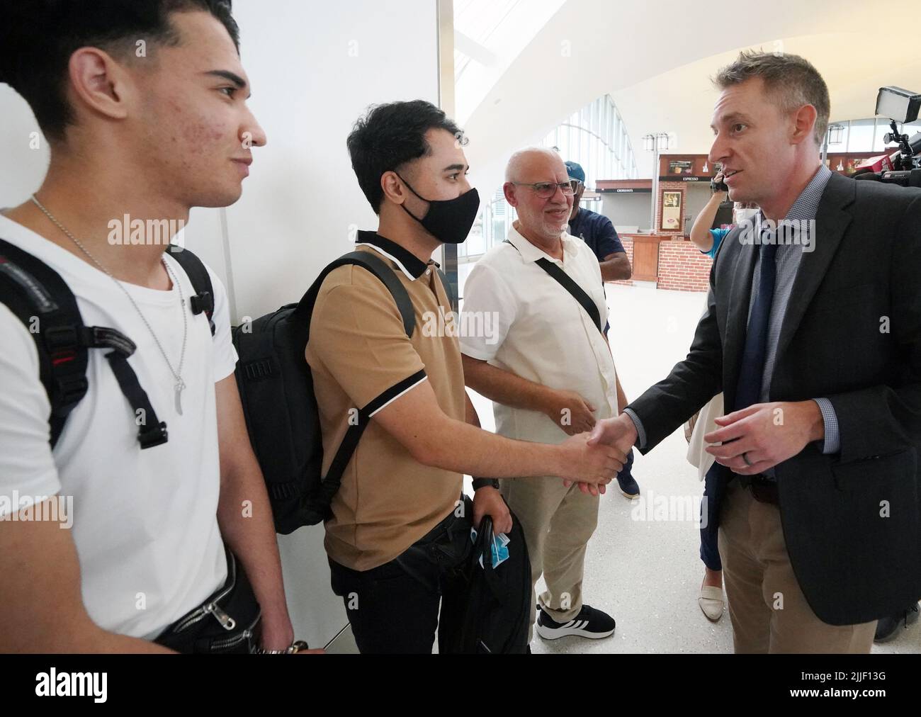 Refugee family hi-res stock photography and images - Alamy