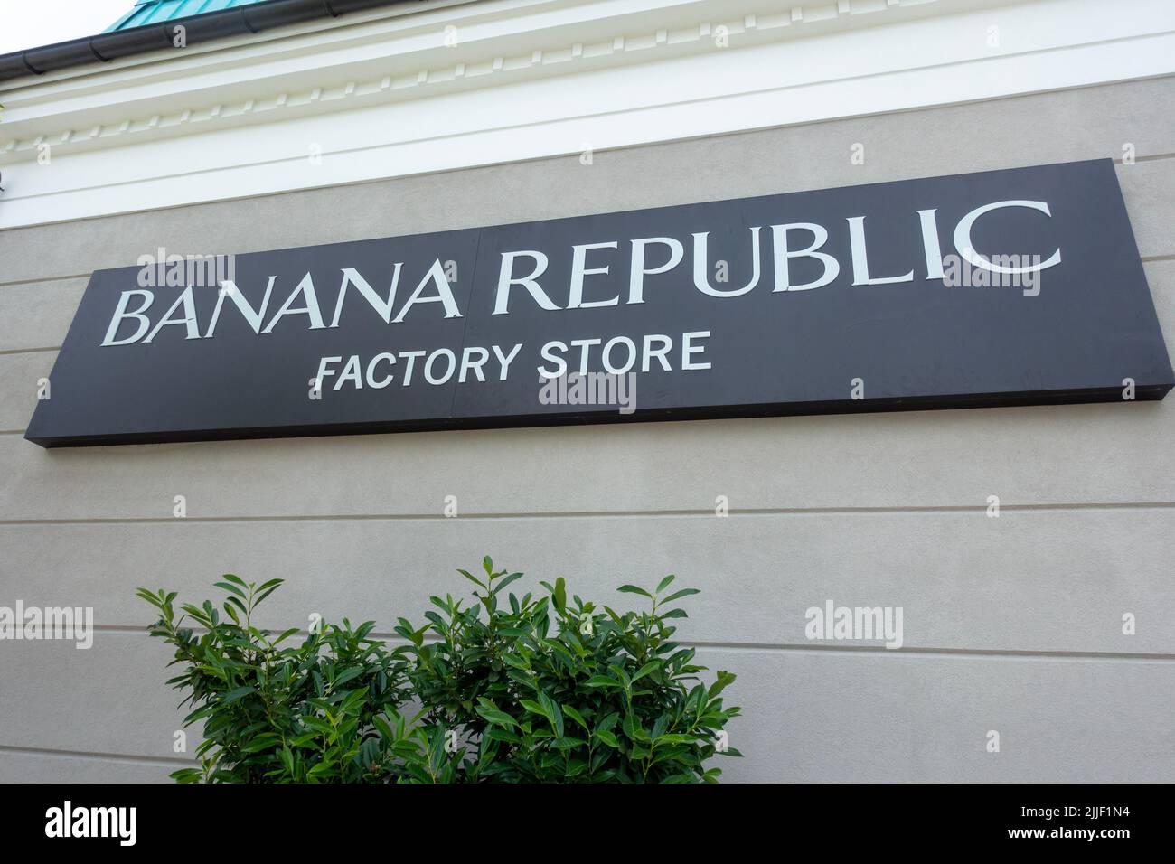 Banana republic store logo hi-res stock photography and images - Alamy