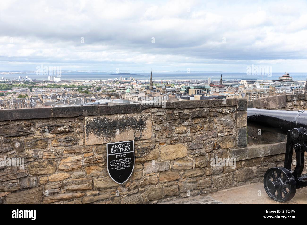 Argyle battery northern defences of Edinburgh Castle with 6 napoleonic ...