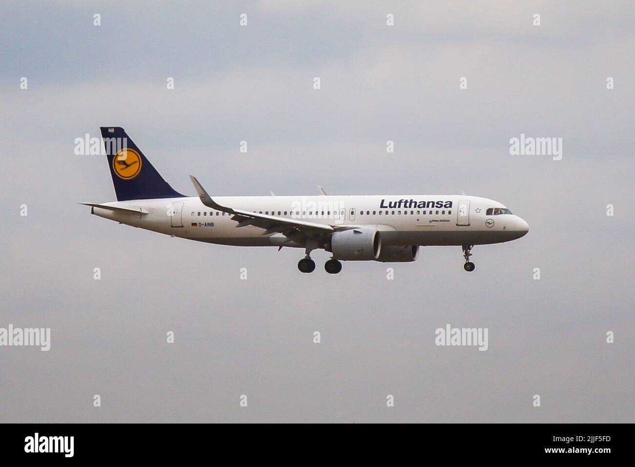 London, UK. 21st July, 2022. A Lufthansa, Airbus A320-271N approaches ...
