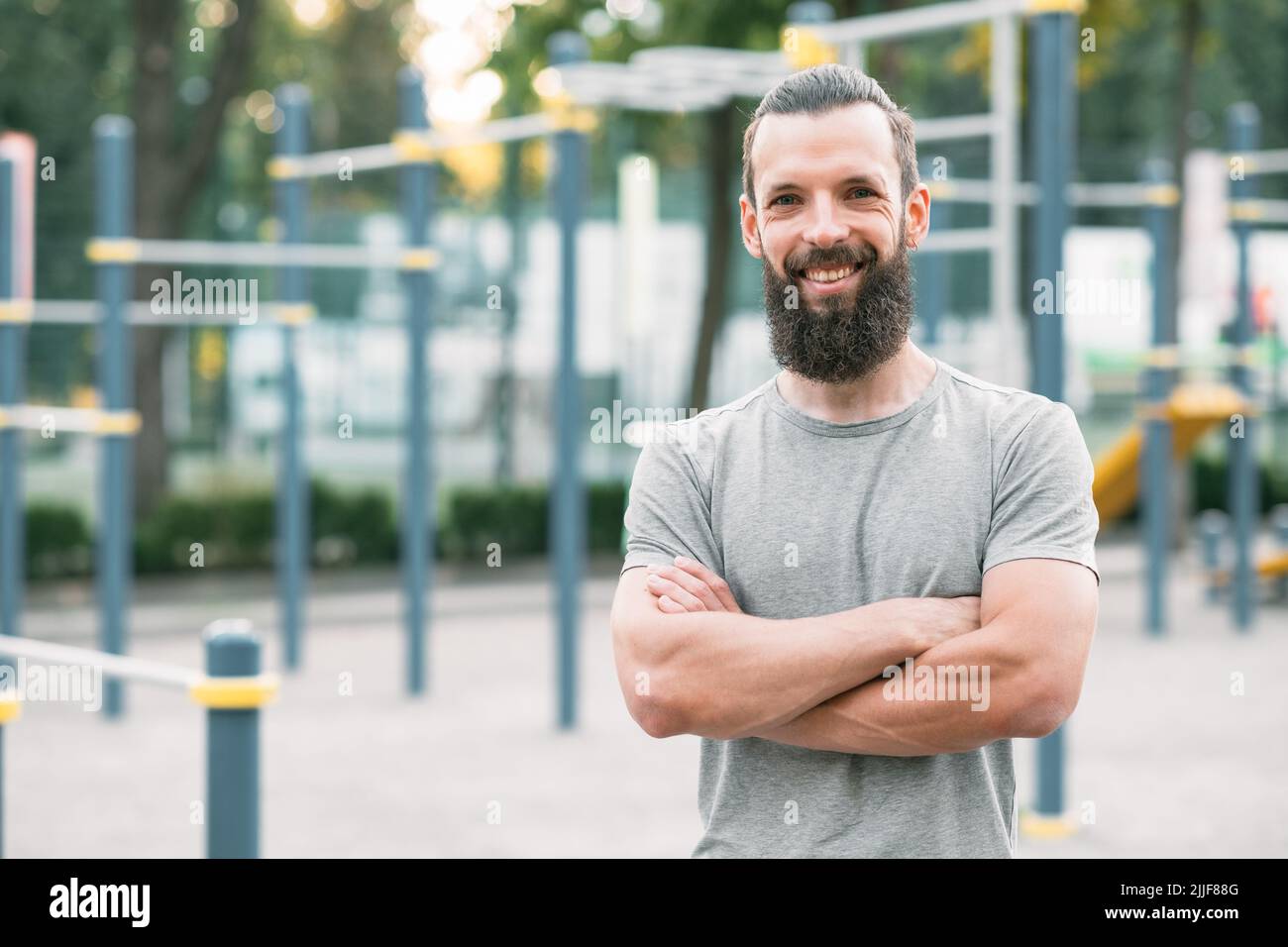 athletic lifestyle man cross arms outdoor fitness Stock Photo - Alamy
