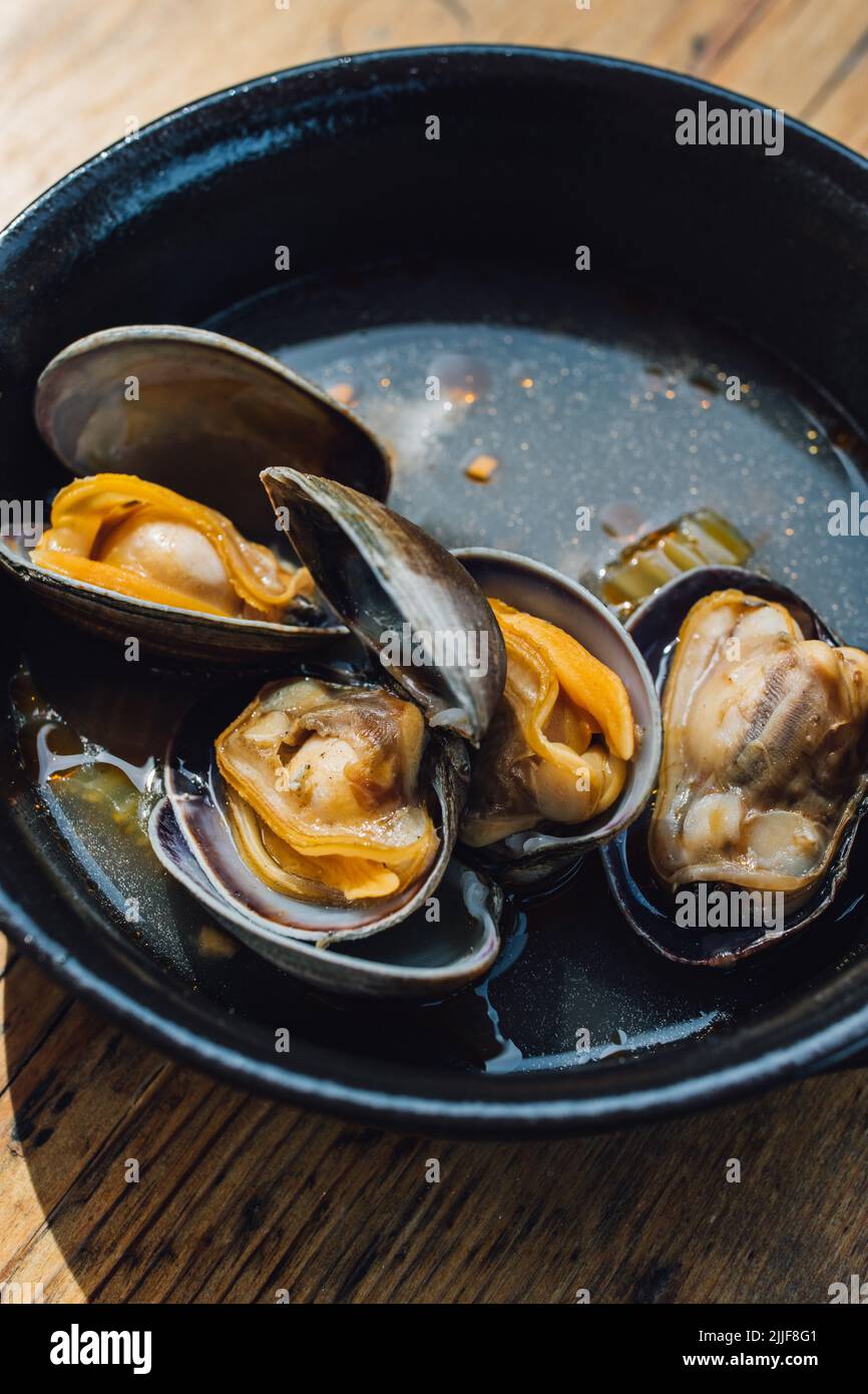 Purple clams hi-res stock photography and images - Alamy