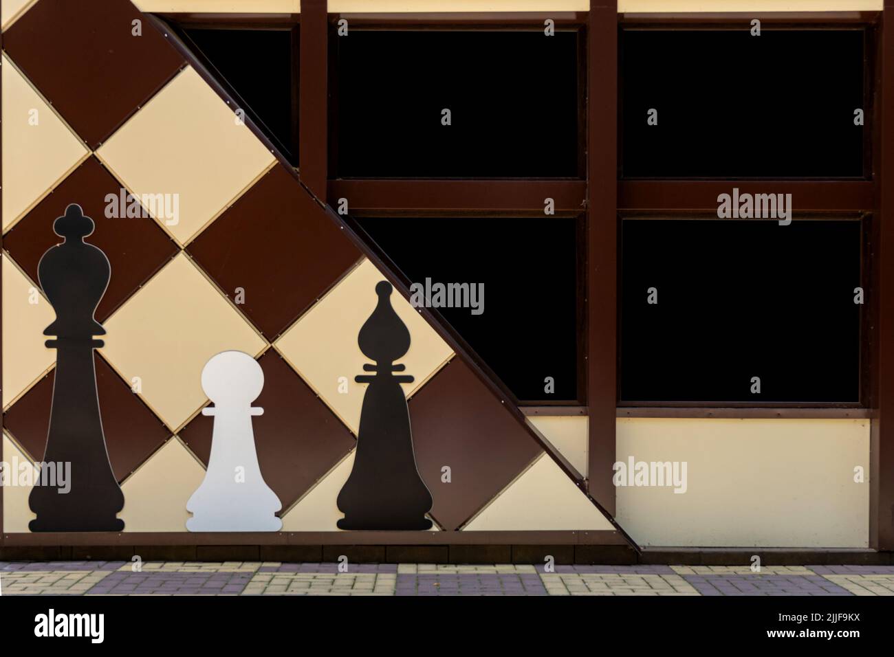 The design of the house in the form of a chessboard with chess pieces ...