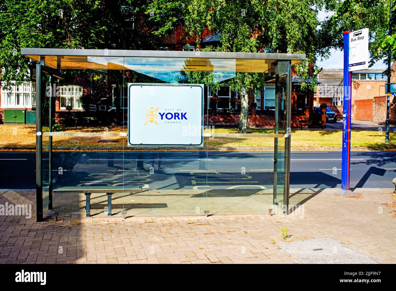 Green bus stop hi-res stock photography and images - Alamy