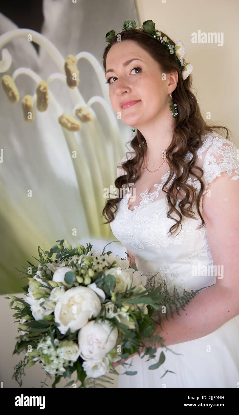 A vertical shot of a beautiful Caucasian bride with a bouquet Stock ...