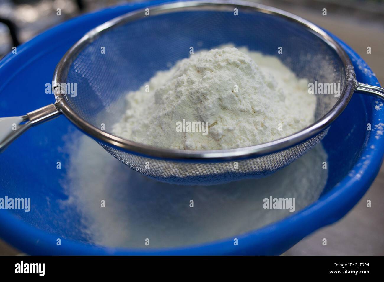 Flour sieve hi-res stock photography and images - Alamy