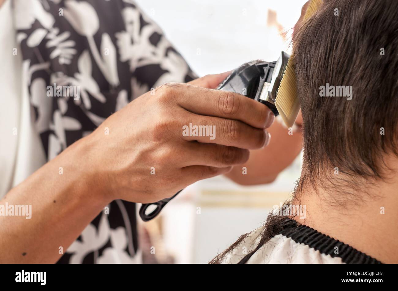 Man getting haircut hi-res stock photography and images - Alamy