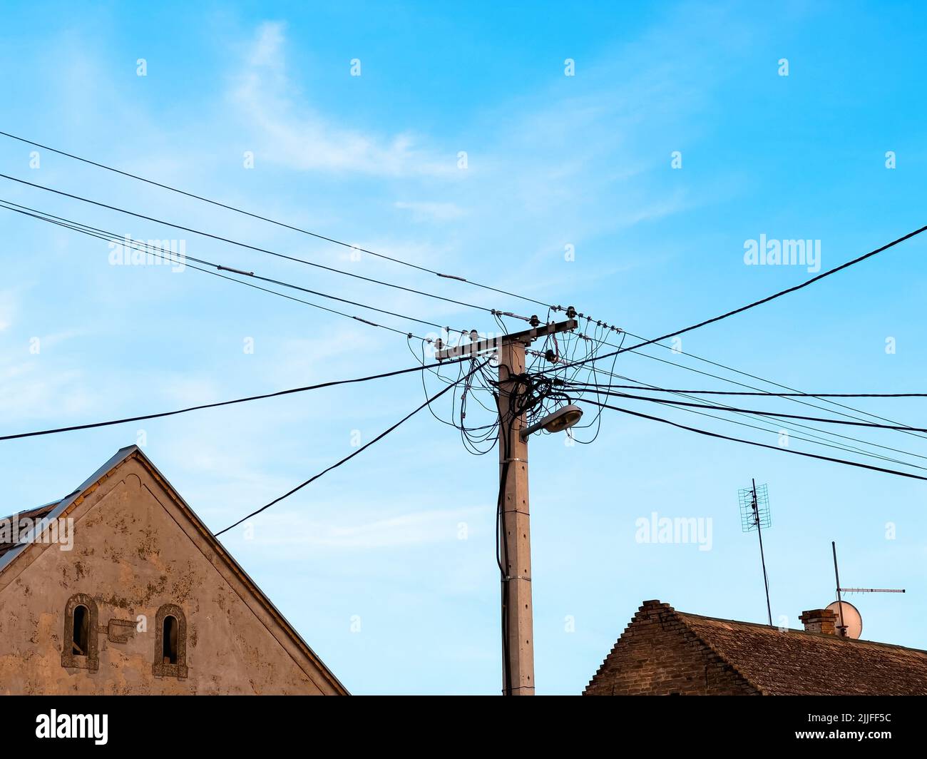 Overhead electric line equipment hi-res stock photography and images ...
