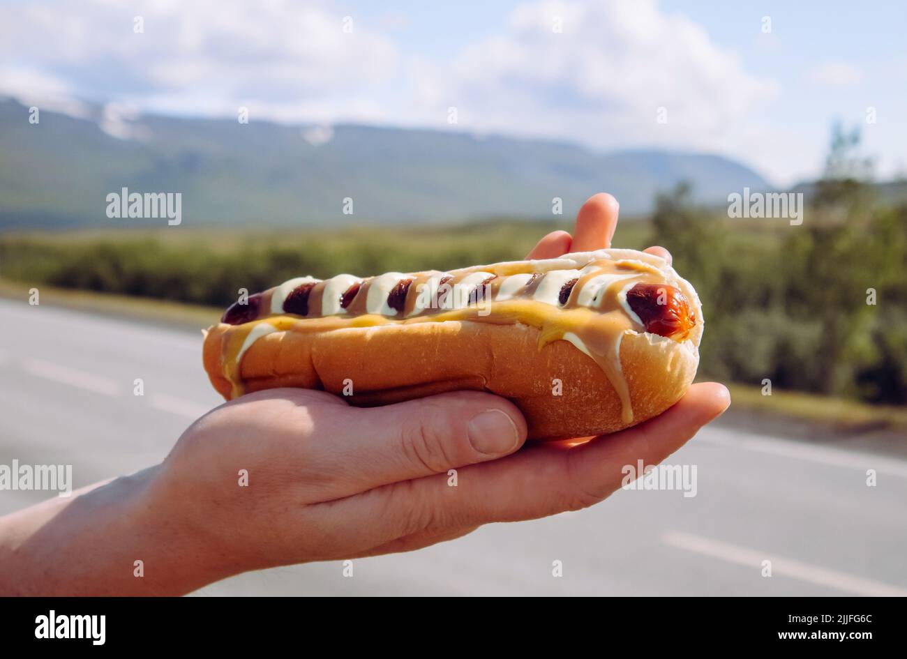 Man eating hot dog hi-res stock photography and images - Alamy
