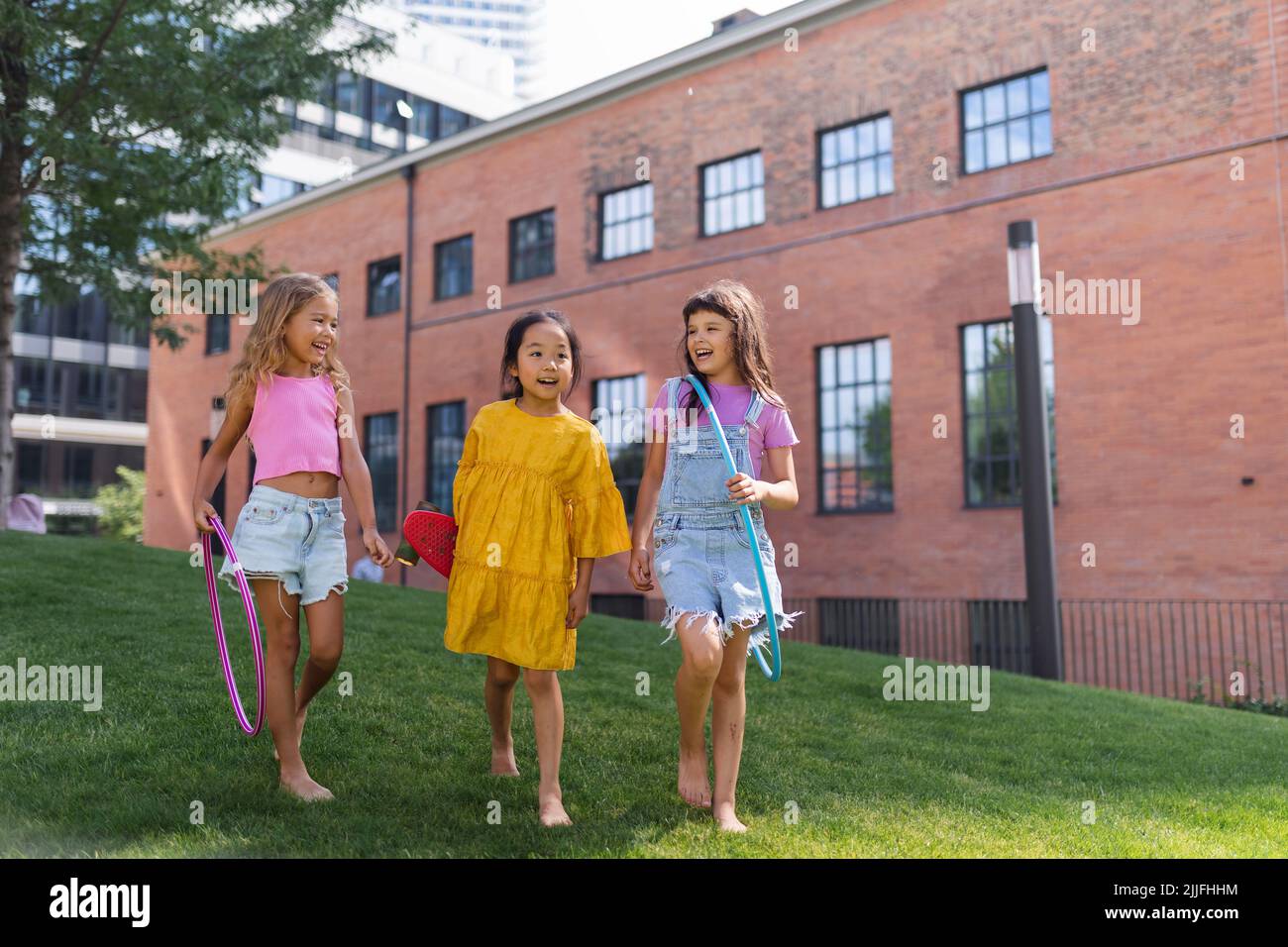 Girls friends park hi-res stock photography and images - Alamy