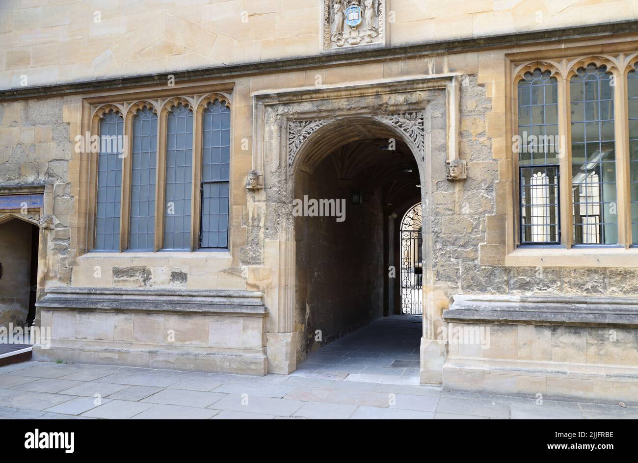 Ancient gate in the city of Oxford Stock Photo - Alamy