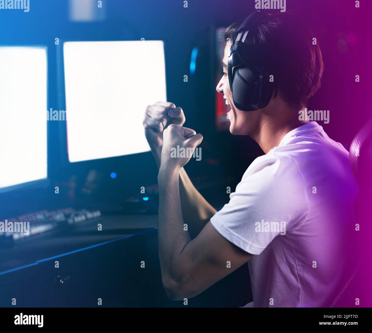 Man play pc game hi-res stock photography and images - Alamy