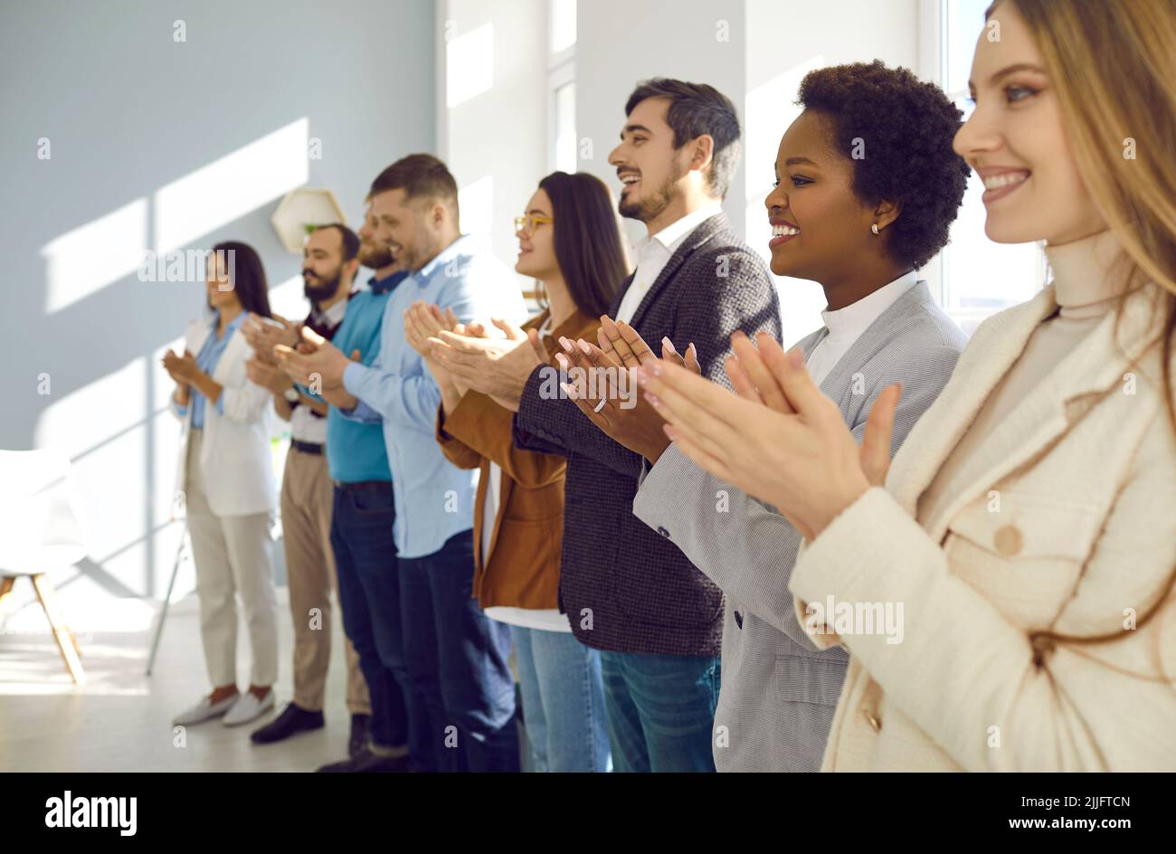 Audience clapping speaker hi-res stock photography and images - Alamy