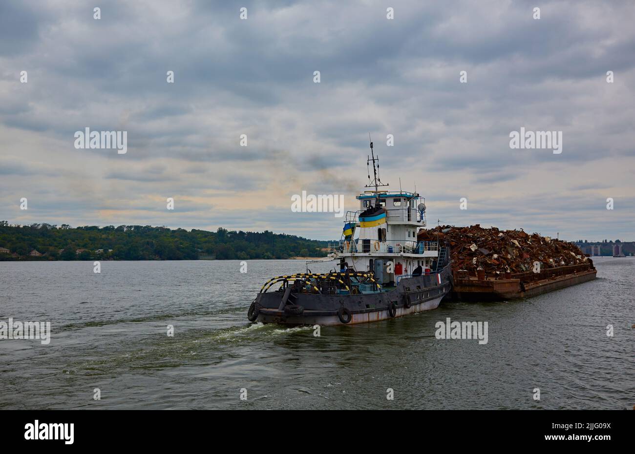 Cargo ship with garbage hi-res stock photography and images - Alamy