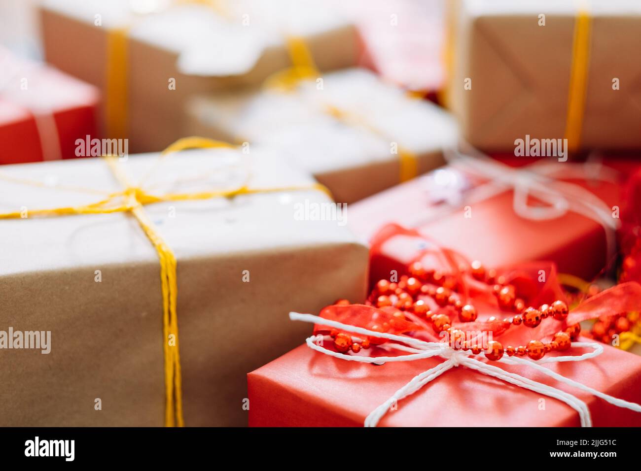 Red present hi-res stock photography and images - Alamy