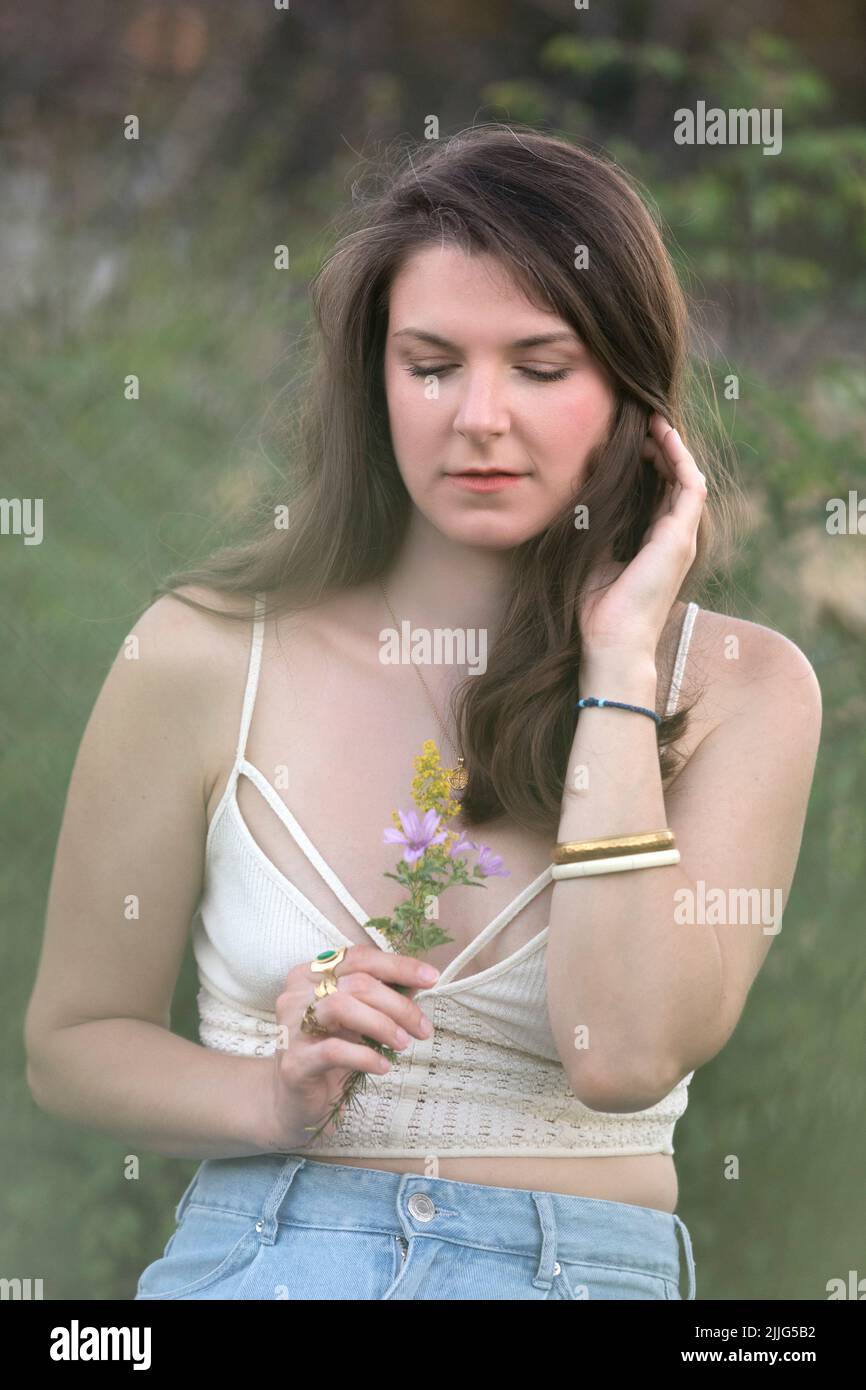 Backdrop of flowers hi-res stock photography and images - Alamy